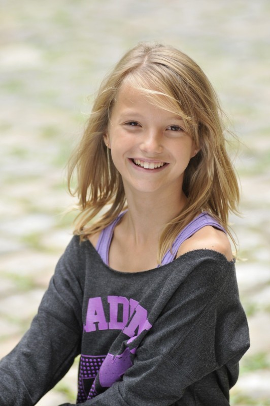 Portraits d une fille blonde de 10 à 12 ans. Portraits of a blonde girl ...