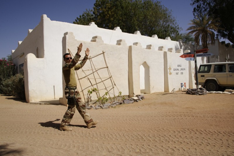 Opération BARKHANE : FAYA-LARGEAU (Tchad) Base opérationnelle avancée ...