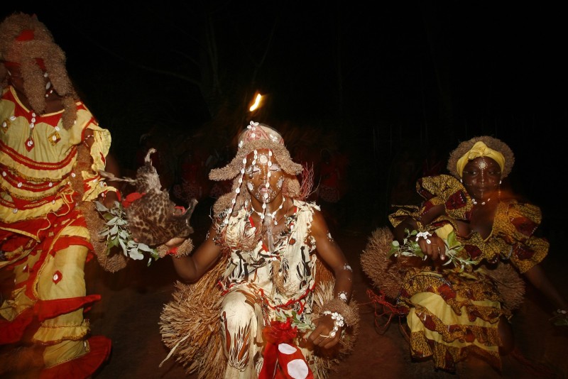 Gabon: Initiation au rite Bwiti Fang de deux jeunes filles. Bwiti ...