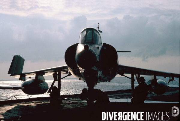 Porte-avions R99 "FOCH" : Mission de qualifications aéronautiques par ...
