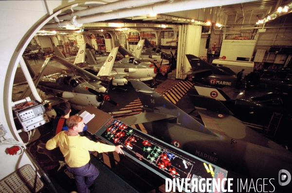 Porte-avions R99 "FOCH" : Mission de qualifications aéronautiques par ...