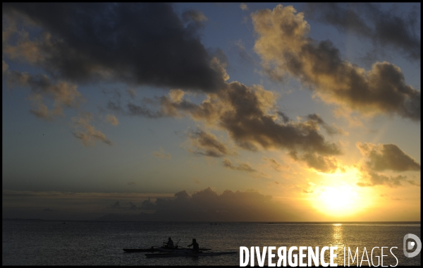 Paysage de polynesie francaise . pirogues a tahiti . par David ADEMAS ...