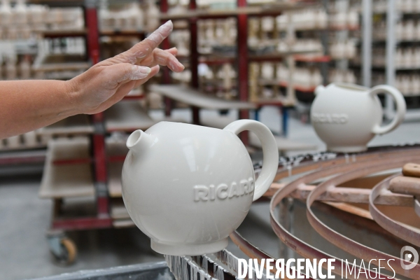 Fabrication du pot ricard chez revol porcelaine par Patrick GARDIN ...