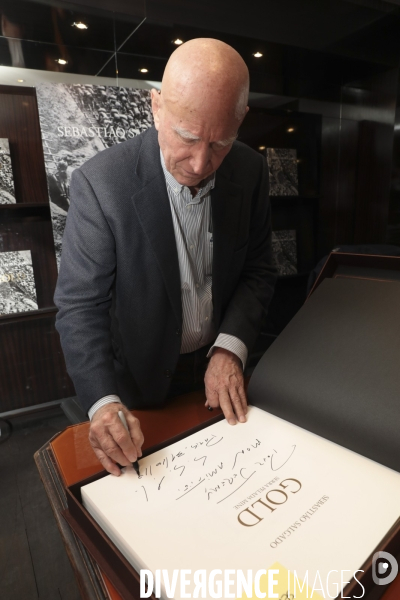 Sebastiao salgado dedicace son livre gold chez taschen par Frédéric ...
