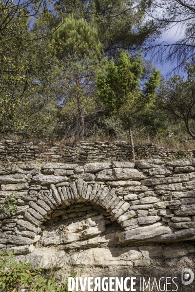 Murs en pierre sèche - Terrasses de culture de Goult, Vaucluse (84) par ...