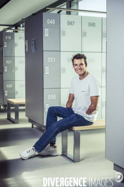 Portrait de theo curin, nageur et comedien. par Corentin FOHLEN ...