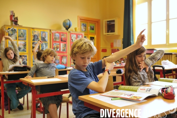 Ecole: enfants en classe CM2 à 6e. School, students in class. par ...