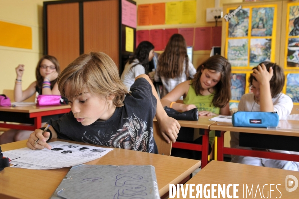 Ecole: enfants en classe CM2 à 6e. School, students in class. par ...