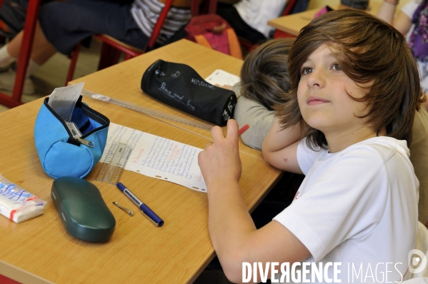 Ecole: enfants en classe CM2 à 6e. School, students in class. par ...