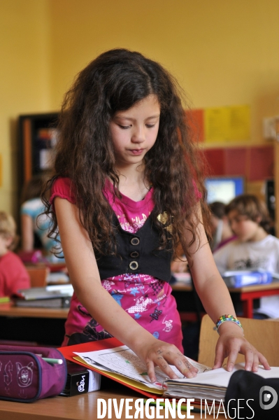 Ecole: enfants en classe CM2 à 6e. School, students in class. par ...