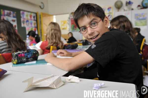 Ecole: enfants en classe CM2 à 6e. School, students in class. par ...