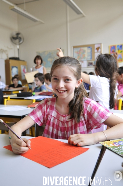 Ecole: enfants en classe CM2 à 6e. School, students in class. par ...