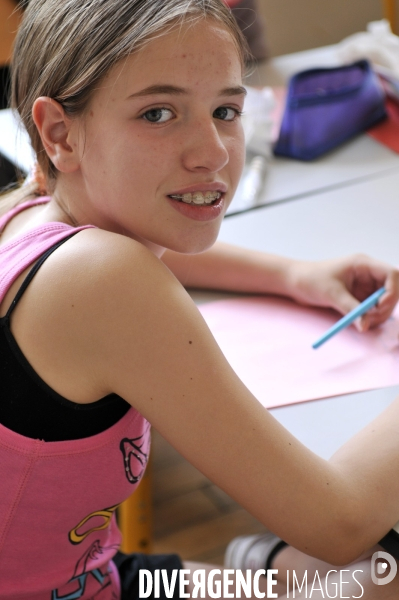 Ecole: enfants en classe CM2 à 6e. School, students in class. par ...
