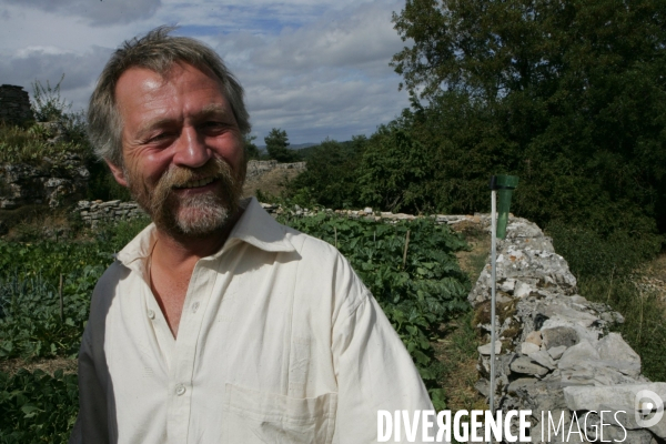 Jose Bove dans son jardin par Georges BARTOLI - Photographie GBA0037005 ...