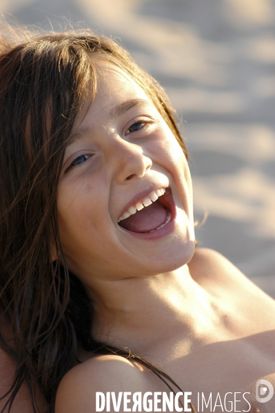 Portraits d'enfants de 5 à 10 ans rieurs et heureux. Portraits of ...