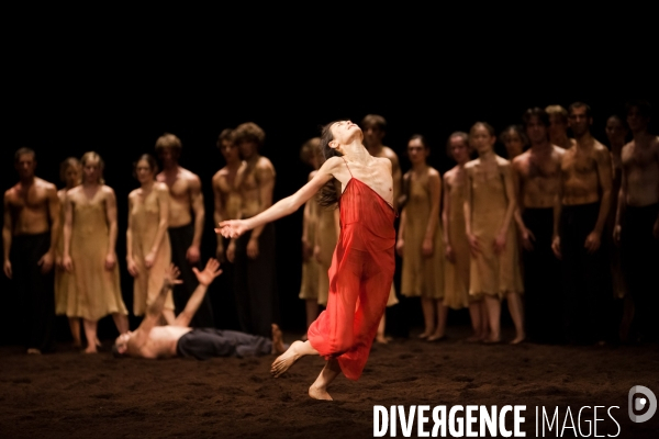 Le Sacre du printemps, Chorégraphie par le Ballet de l'Opéra de Paris ...