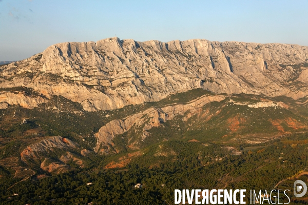 Vue aérienne de la Sainte Victoire par Matthieu COLIN - Photographie ...