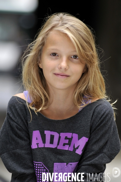 Portraits d'une fille blonde de 10 à 12 ans. Portraits of a blonde girl ...